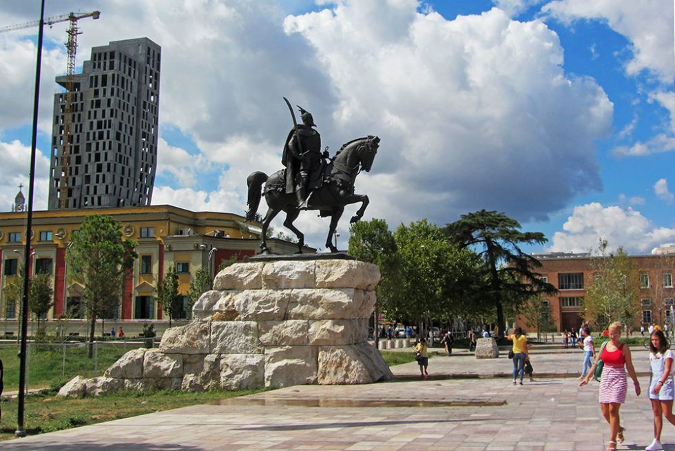 Het Skanderbegplein in de Albanese hoofdstad Tirana - Grijsopreis.nl